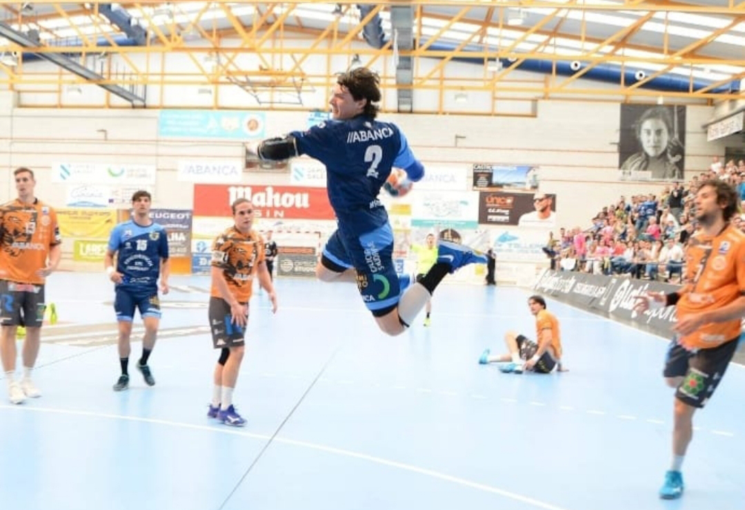 Club Balonmano Nava El joven Filip Vujovic aterriza en el extremo ...